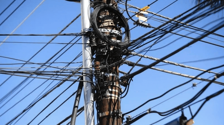 Perú | ¿Por qué hay tantos cables en los postes y nadie hace nada ...