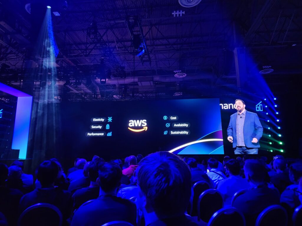 Nuevo chip y protocolos: AWS promete mejoras al rendimiento de la Nube ...