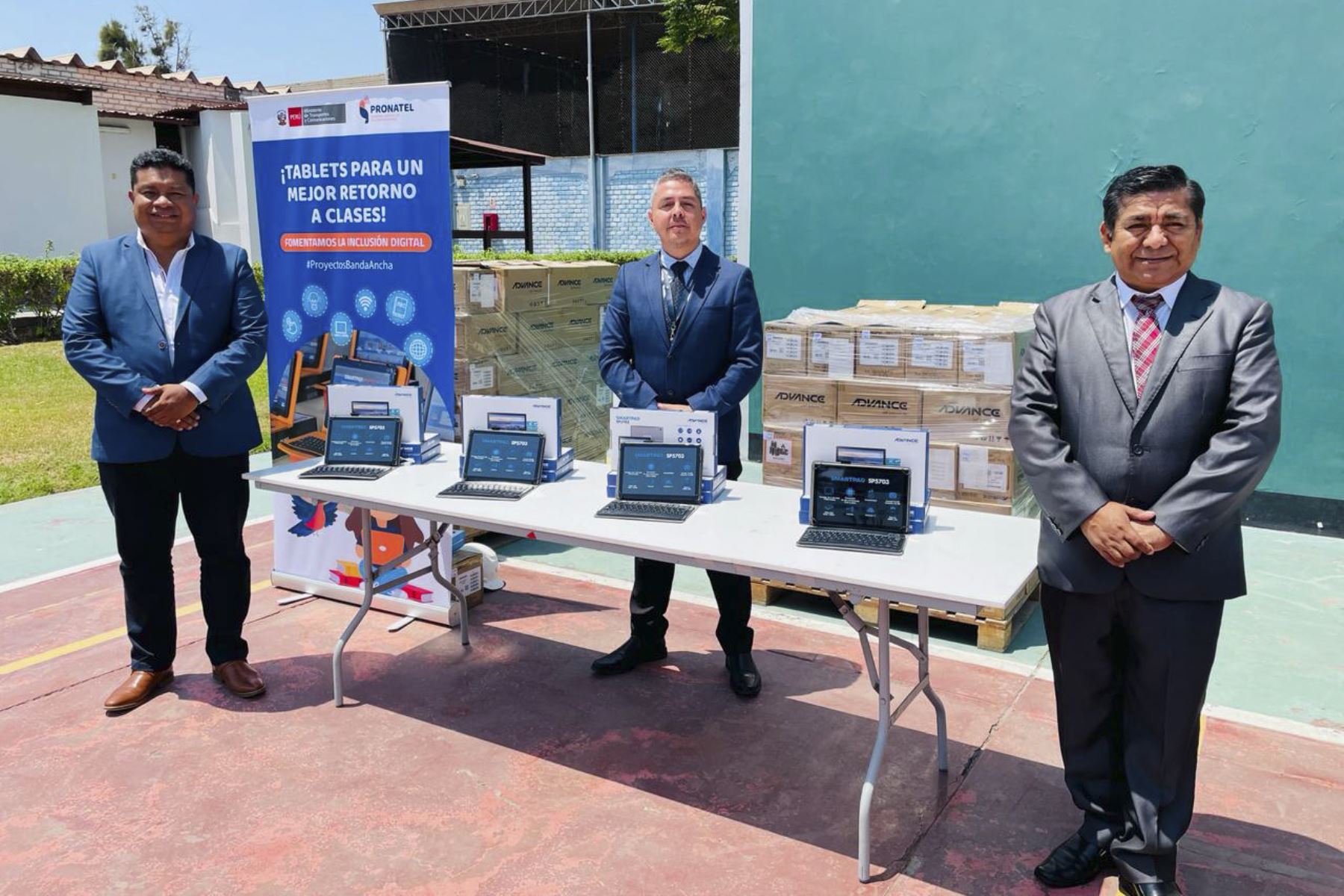 Perú | Pronatel entrega lote de 2525 tabletas para escolares de zonas ...