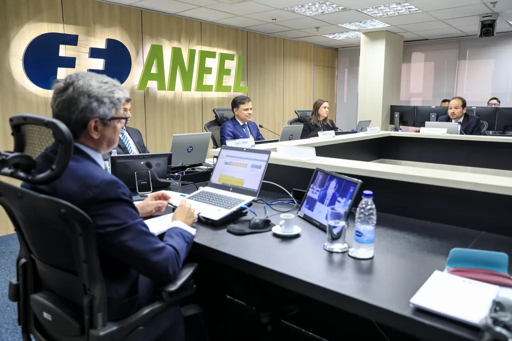 Aneel adia novamente decisão sobre compartilhamento de postes após ...