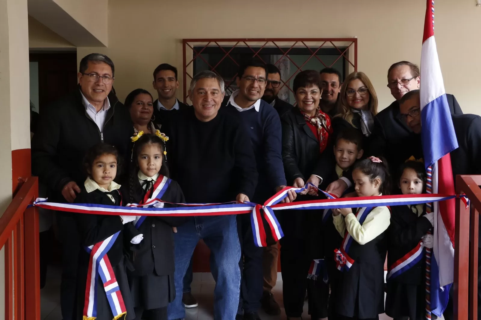 Paraguay | MEC entregó tecnología, visitó locales de futuras mejoras ...